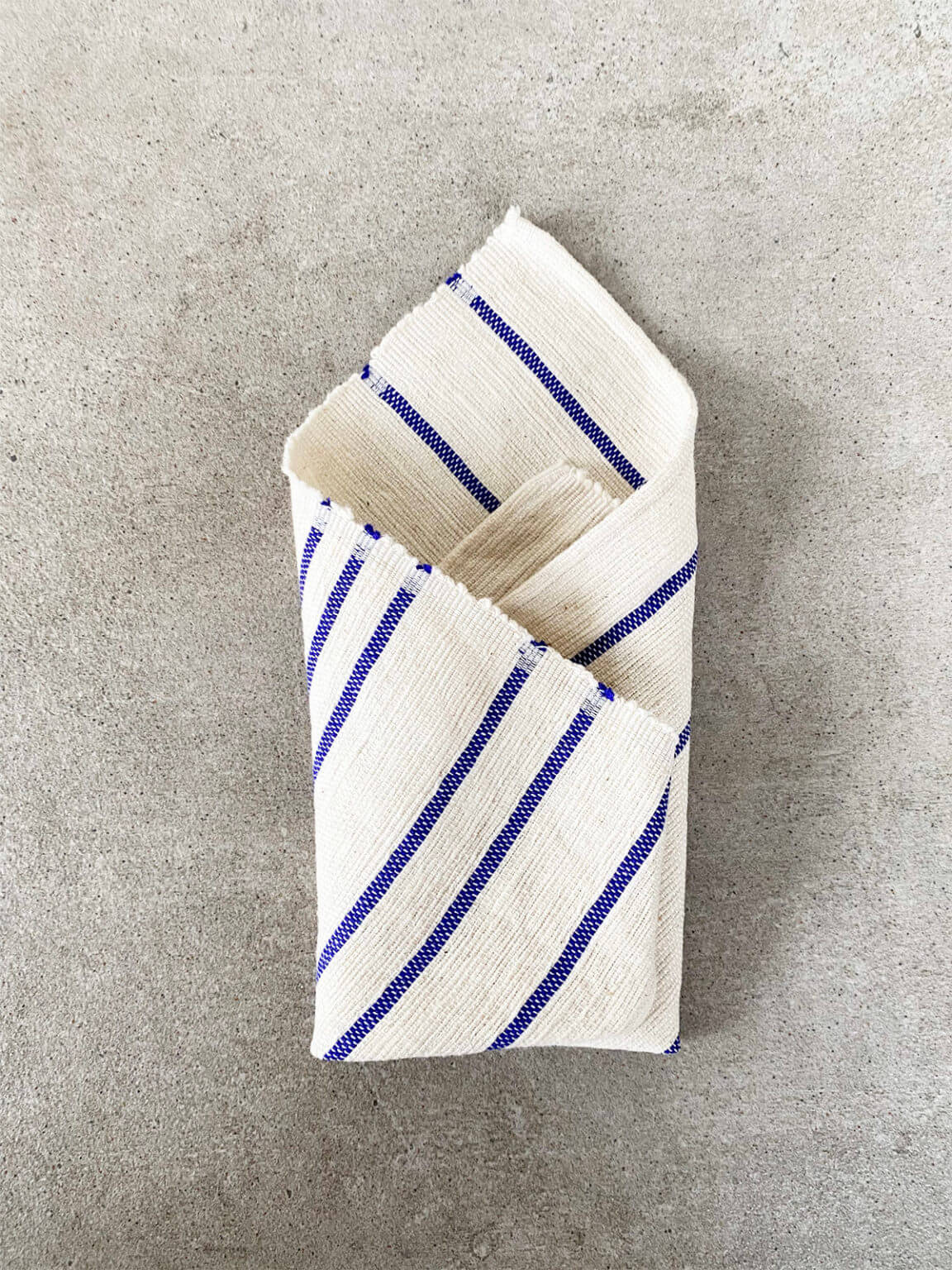 How to fold a mini hand towel (oshibori) - Mitzie Mee