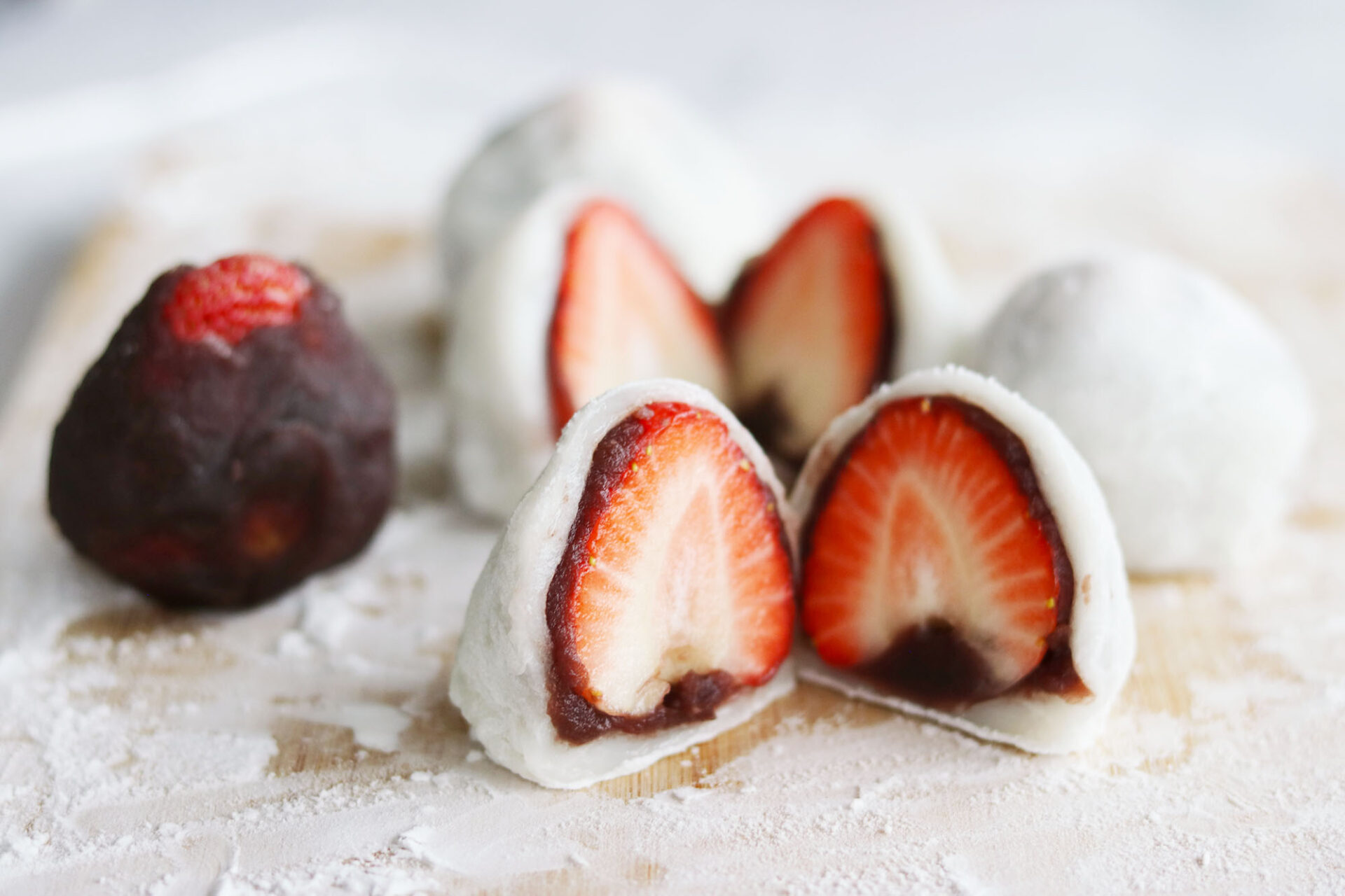 Recipe: Ichigo Daifuku - Mochi with fresh strawberries - Candy and Desserts